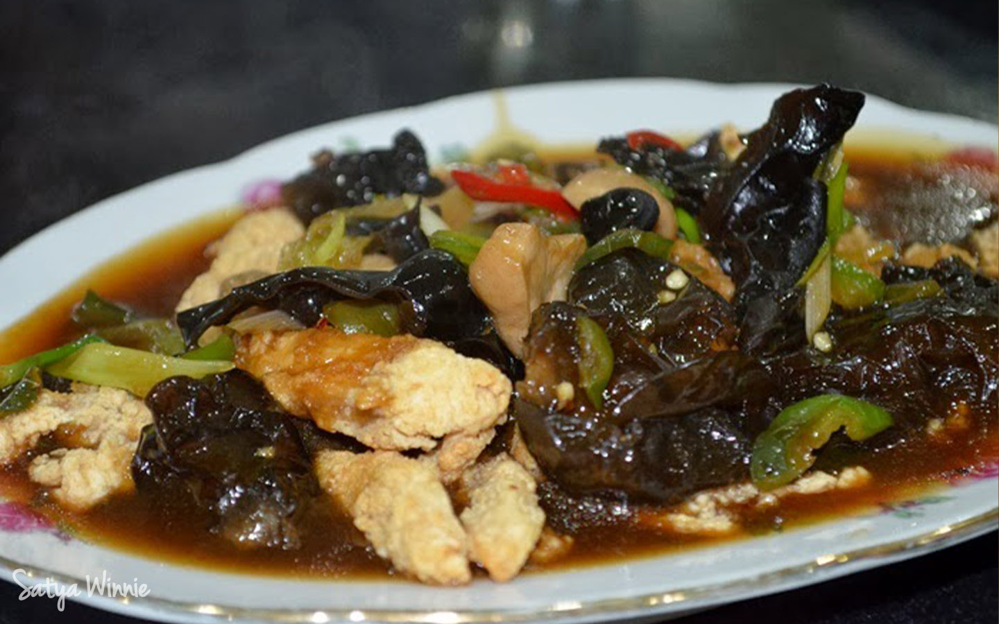 Kuliner Ekstrim di Bandung, Ular Kobra! — Satya Winnie