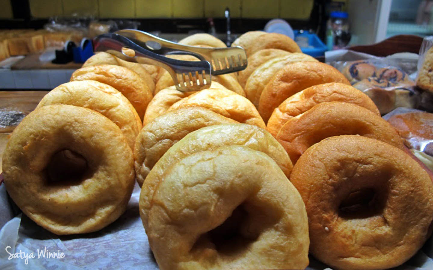 Roti Gempol, Jajanan Enak Pake Banget di Bandung — Satya Winnie