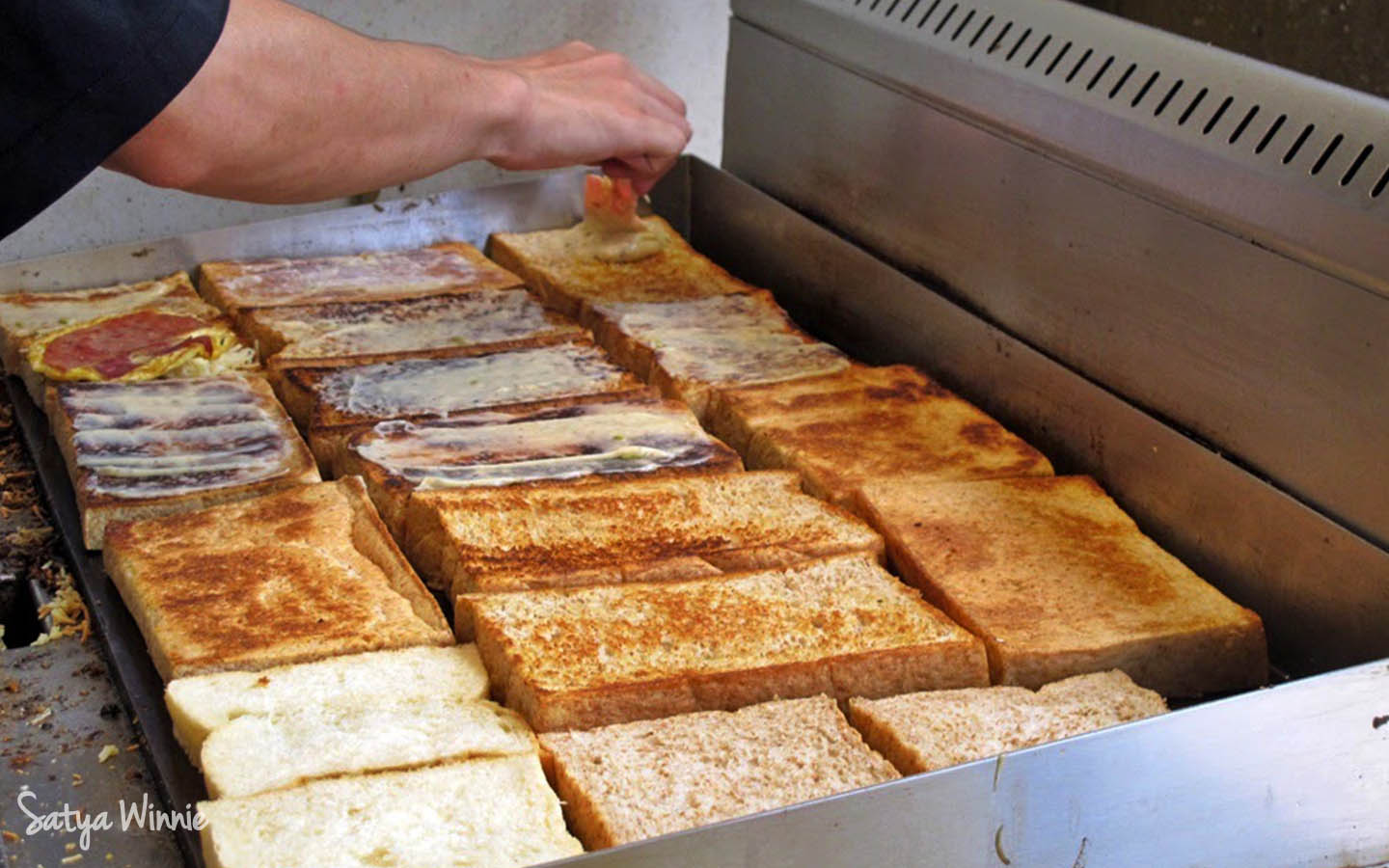 Roti Gempol, Jajanan Enak Pake Banget di Bandung — Satya Winnie