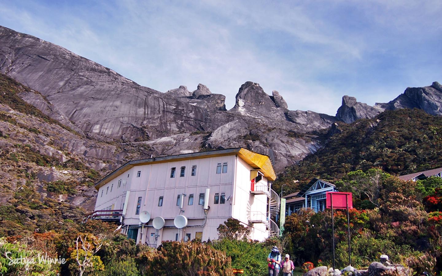 Laban Rata Resthouse Kinabalu, Sensasi Tidur di Hotel 3000 mdpl — Satya ...